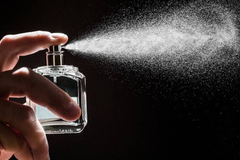 Rupanya Salah Cara Sembur Minyak Wangi! Nak Bau Tahan Lama Ikut Cara Ini! – Manis Madu